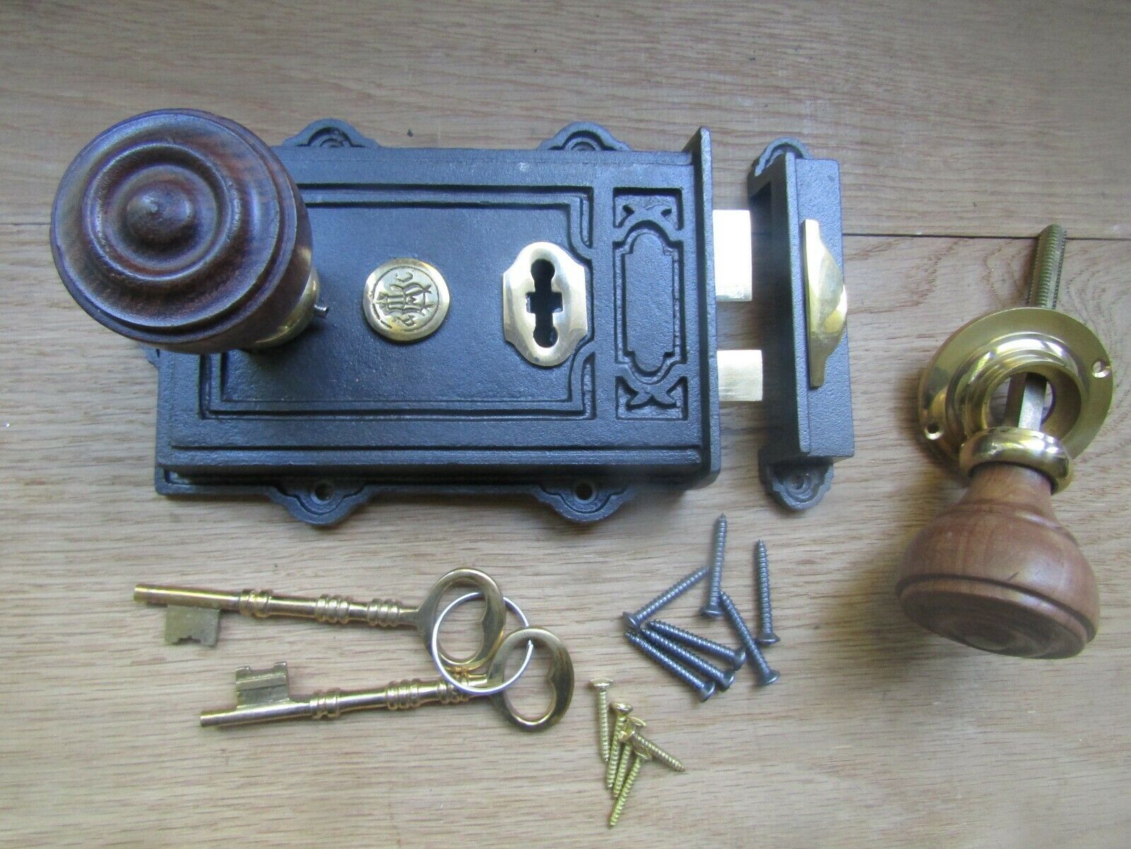 Cast Iron Davenport Rim Lock Antique Iron & Bun Rimmed Black & Teak ...